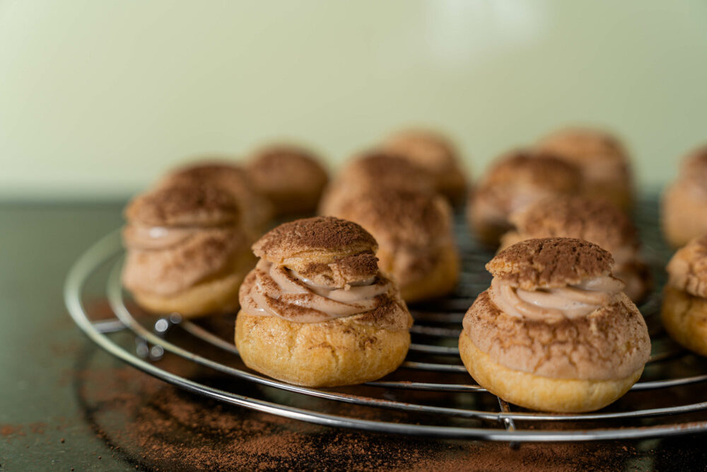 Profiteroles de naranja con crema pastelera de ajo negro - La Abuela Carmen